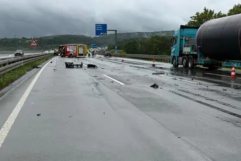 A45 bei Wetzlar: Ersthelfer kümmern sich um Verletzten